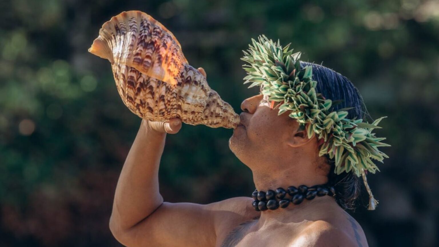 Hawaiian Attire For Men: Ultimate Stylish & Vibrant Guide